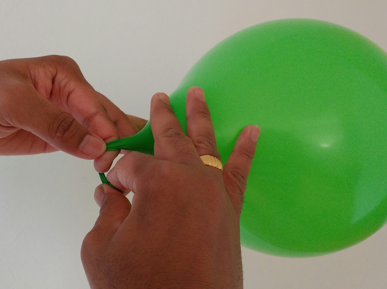 Banyan Bat: Trick to an easy knot to an inflated balloon