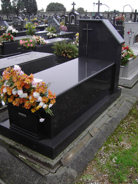 Lápida en Granito Negro Sudáfrica con respaldo en caida|Lápidas y ...