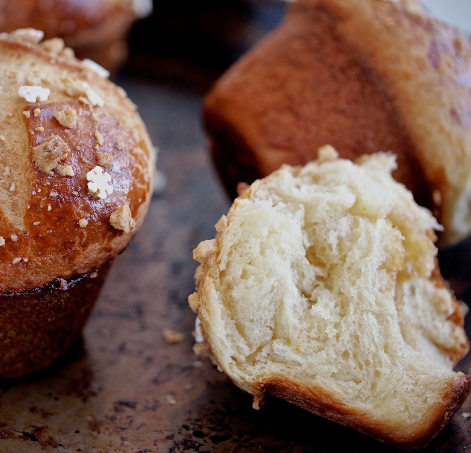 MAPLE CRUNCH BRIOCHE BUNS