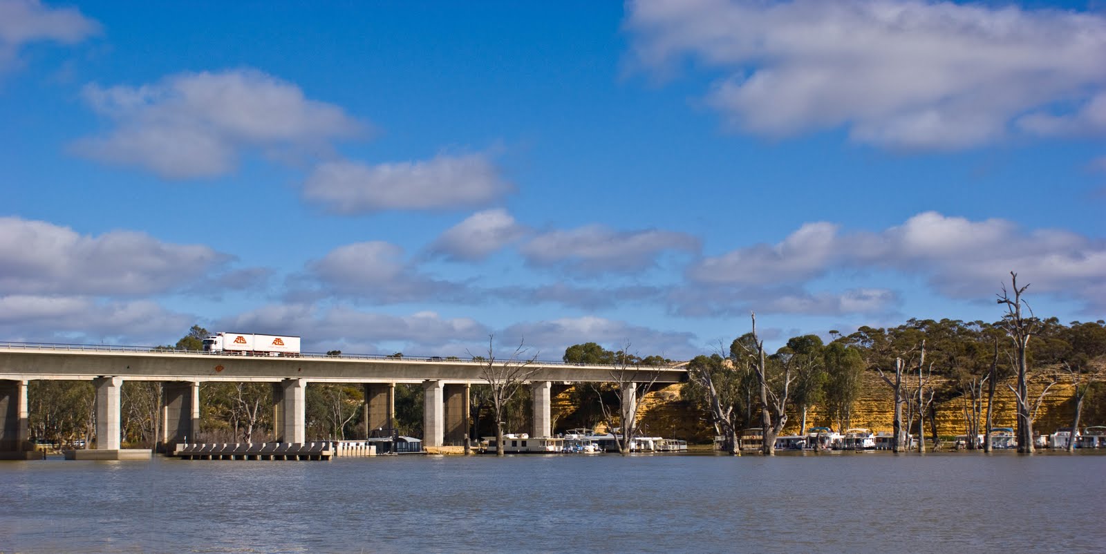 BigRedBusTouringCo.com: The Might Murray - From Moorook To Mannum