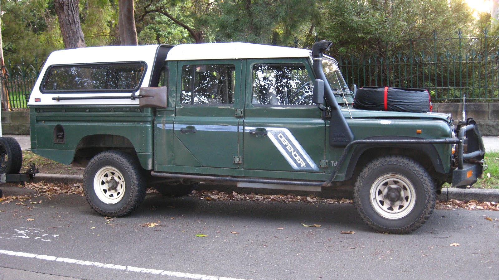 Aussie Old Parked Cars: 1994 Land Rover Defender Tdi LWB Double Cab Ute