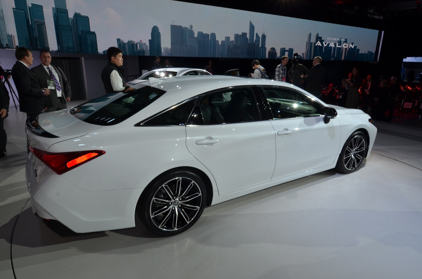 2019 Toyota Avalon Edges Closer To Lexus, Adds Apple CarPlay Too - car news