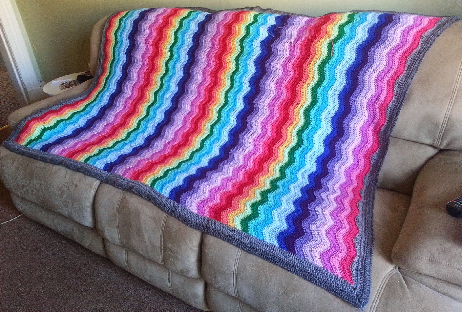 Pie's Eyes & Other Sparkly Stories...: Rainbow Ripple Blanket - Complete!