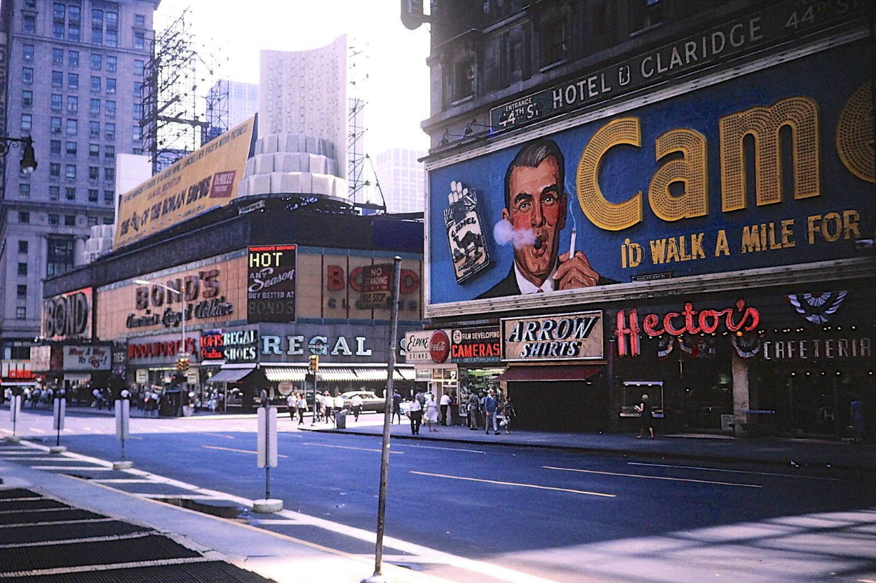 Times Square 1943, Smoking camel sign