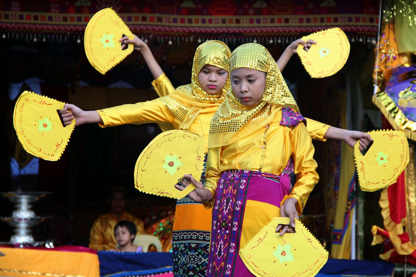 Sarangani Today: Kids stage Maranao dance