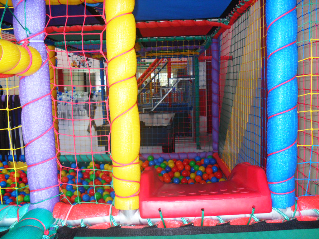 ESPAÇO DOS BAIXINHOS: Labirinto com piscina de bolinhas.