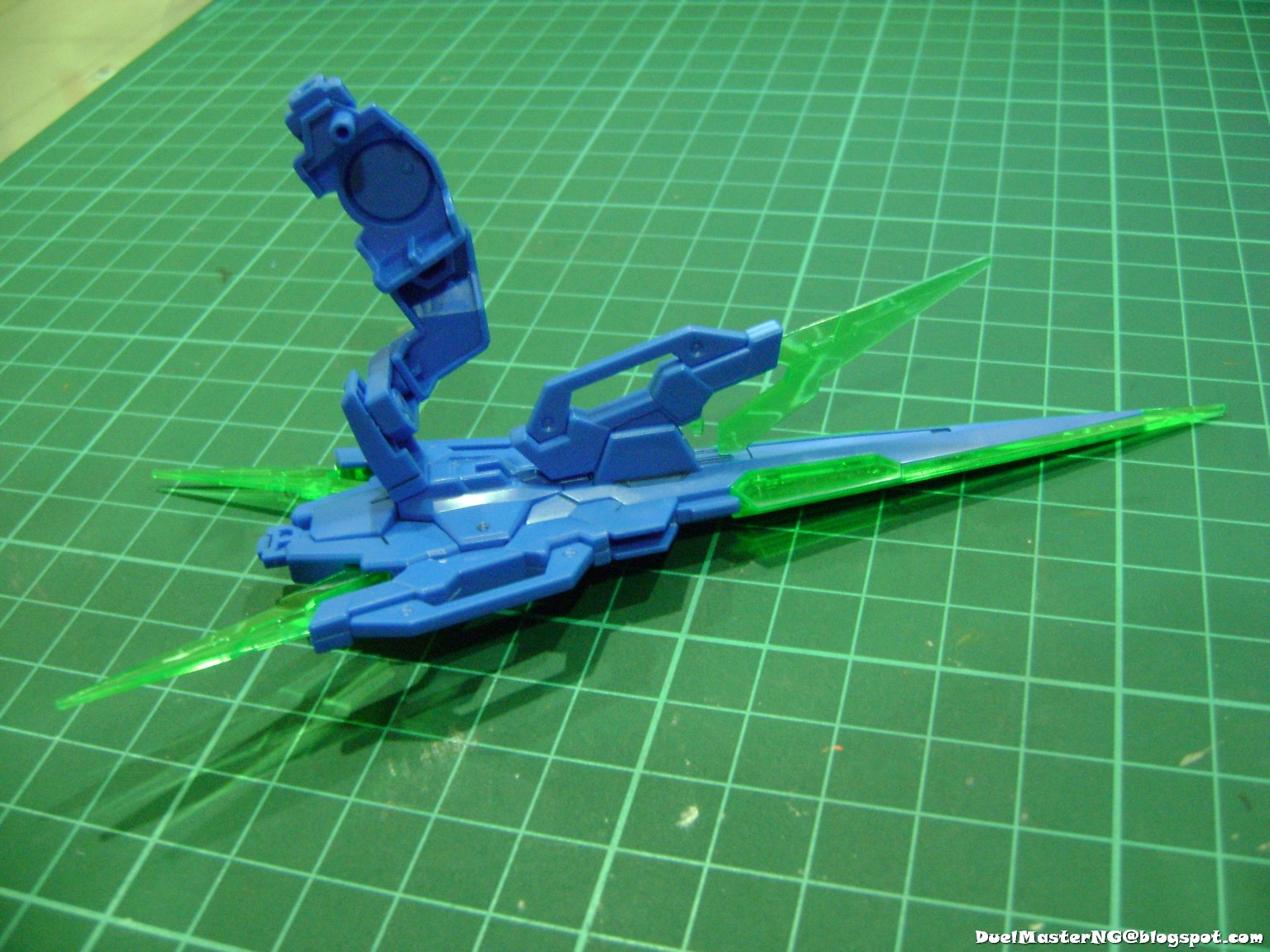 DuelMasterNG Gunpla: HG GN Sword IV Full Saber Manual & Review (Bandai)