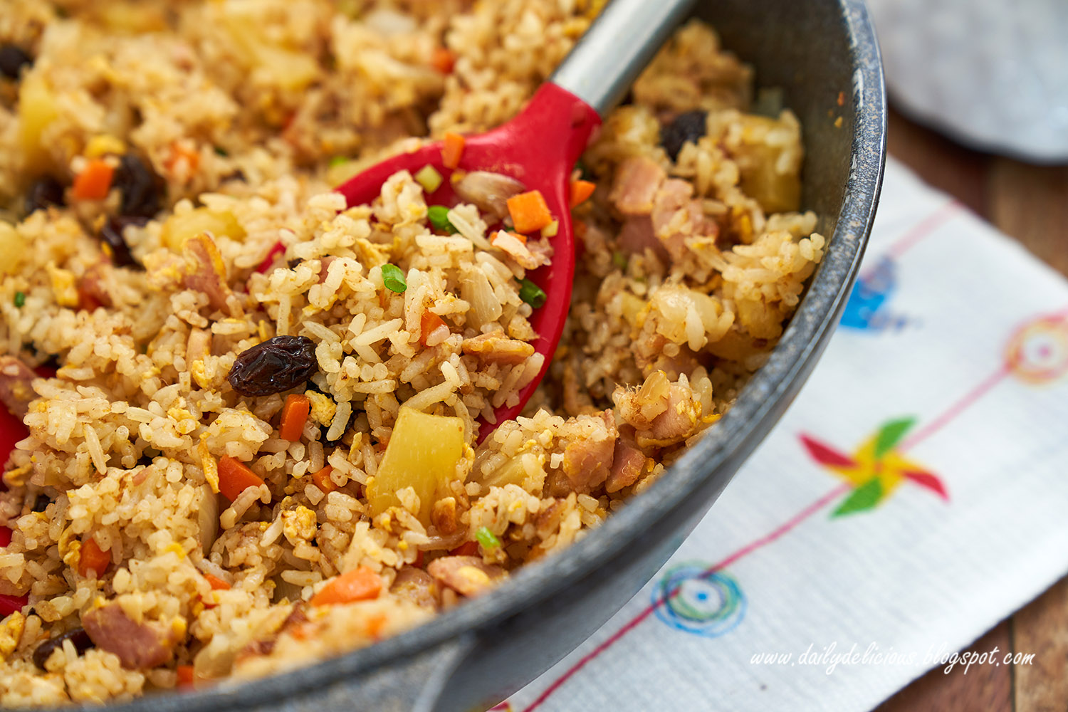dailydelicious: Pineapple fried rice: savoury and sweet fried rice