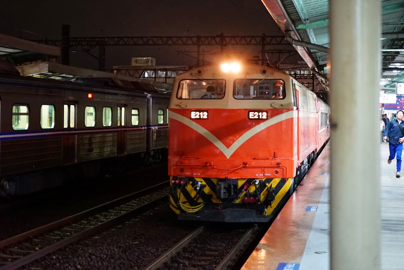 Blair's 鐵道攝影: E212電力機車 / TRA E212 Electric locomotive
