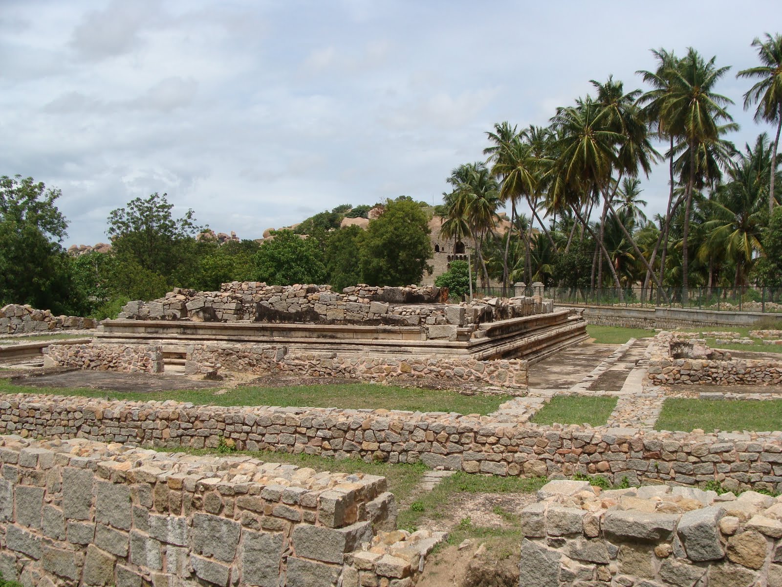 INDIA BACKPACKER: Krishnadevaraya's Palace Hampi