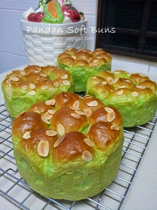 MamaFaMi's Spice n Splendour: Pandan Soft Buns