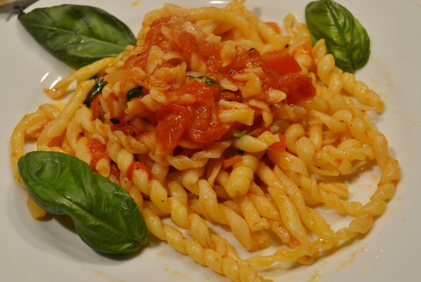 Aglio e Prezzemolo: fusilli al pomodoro fresco