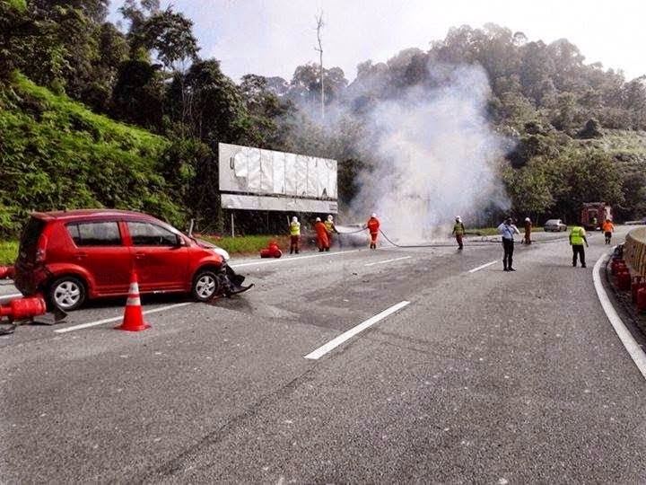 (5 Gambar) Kereta Terbakar Langgar Tong Gas Berterabur Atas Jalan ...