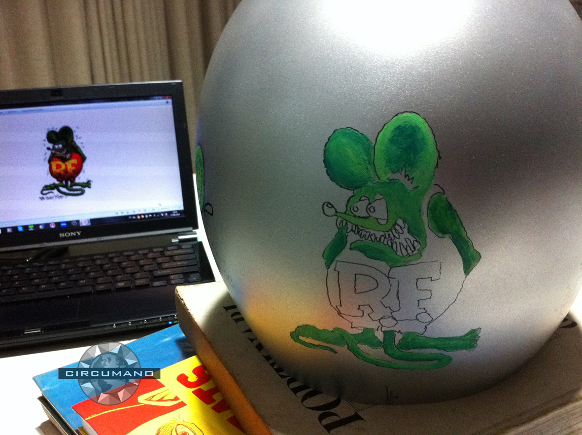 CIRCUMANO: Rat Fink de Ed Roth no capacete
