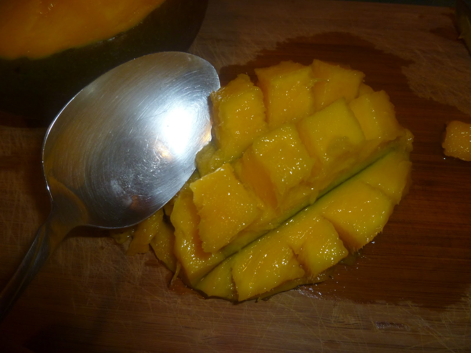 MOM'S QUICK TIP OF THE WEEK - HOW TO CUT UP A MANGO - Mama to 6 Blessings
