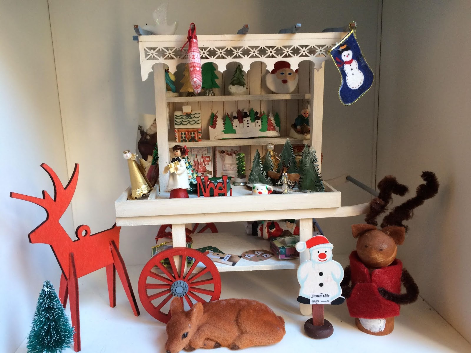 Penelope's Dollhouses: A Decorated Christmas Cart post-Christmas