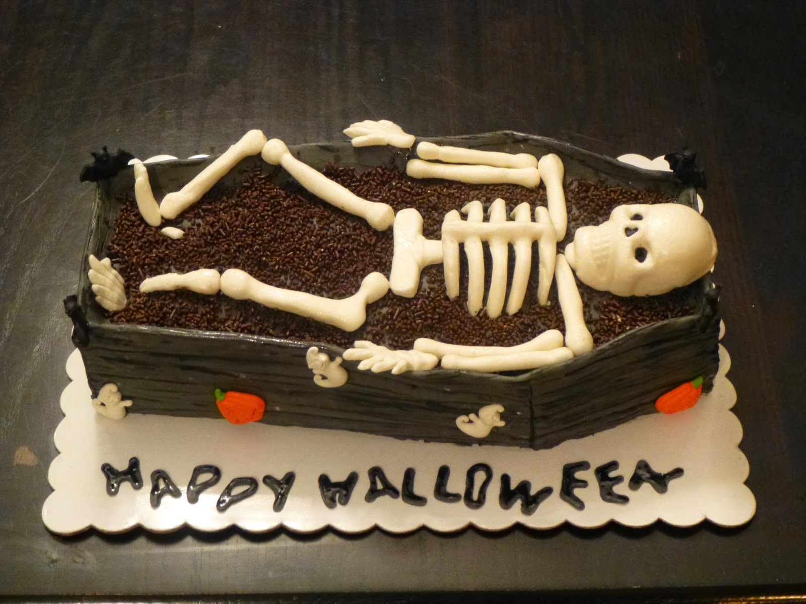 CLASSIC CAKES: HALLOWEEN - Skeleton in Coffin Cake & Witch Finger Cookies