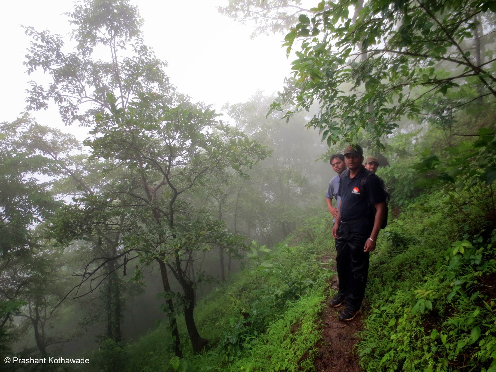 Prashant Kothawade's blogs: Mangalgad/Kangorigad - A hike amidst mist ...