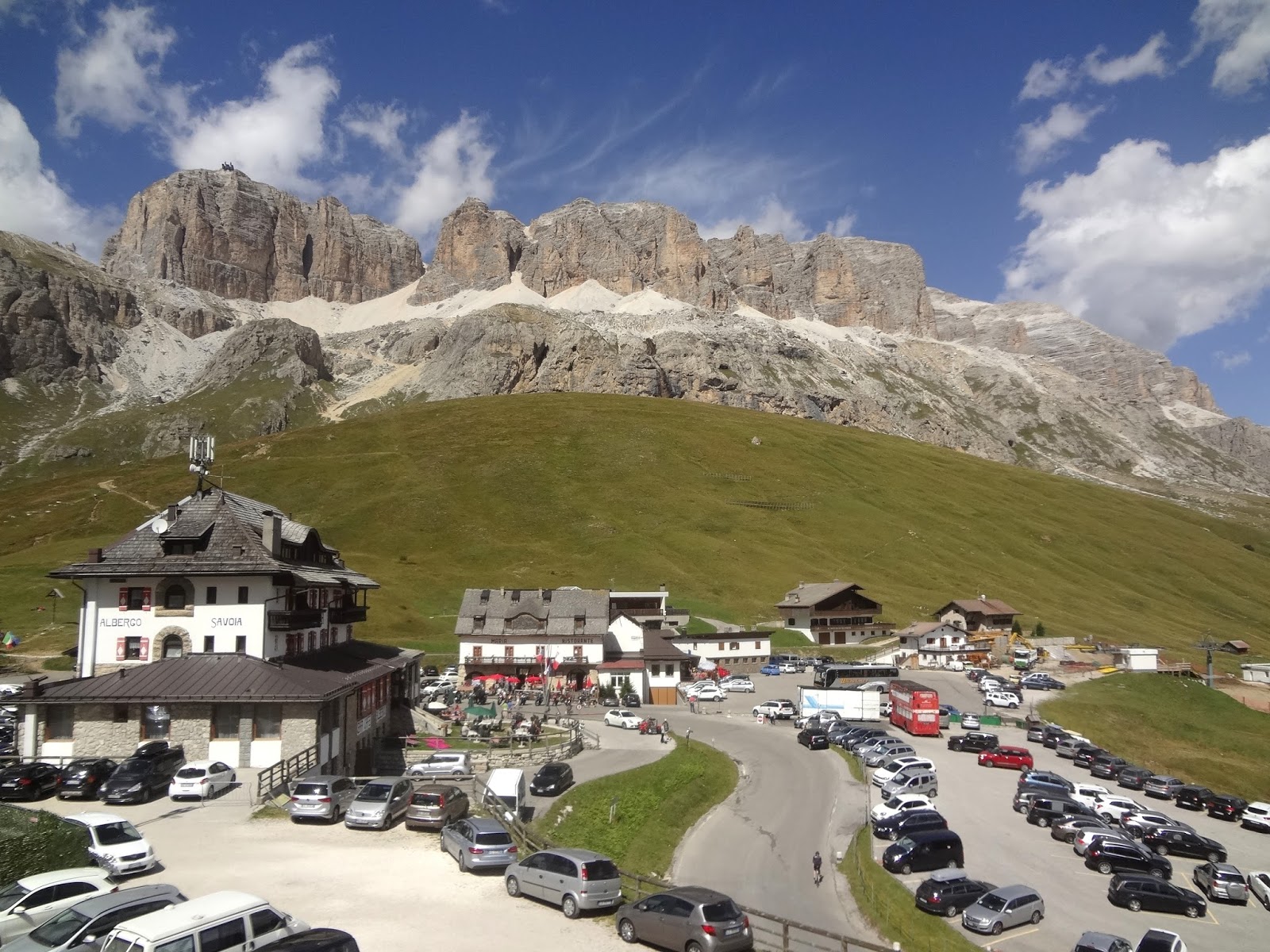 Trekking Dolomiti: da Passo Pordoi al Lago Fedaia per il sentiero Viel ...