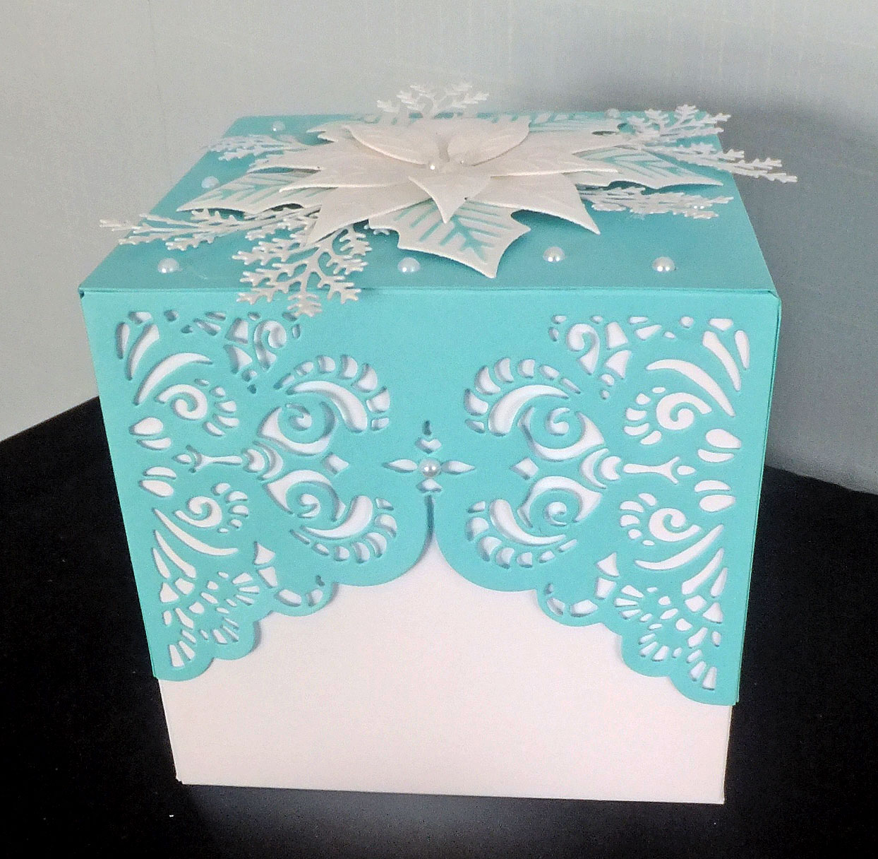 Paper Panacea: Pretty Christmas gift box...