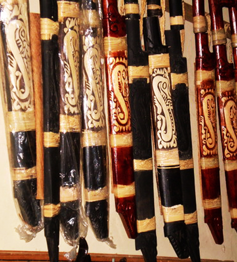 Sejarah Mandau Senjata Tradisional Suku Dayak Asli Kalimantan - seni ...