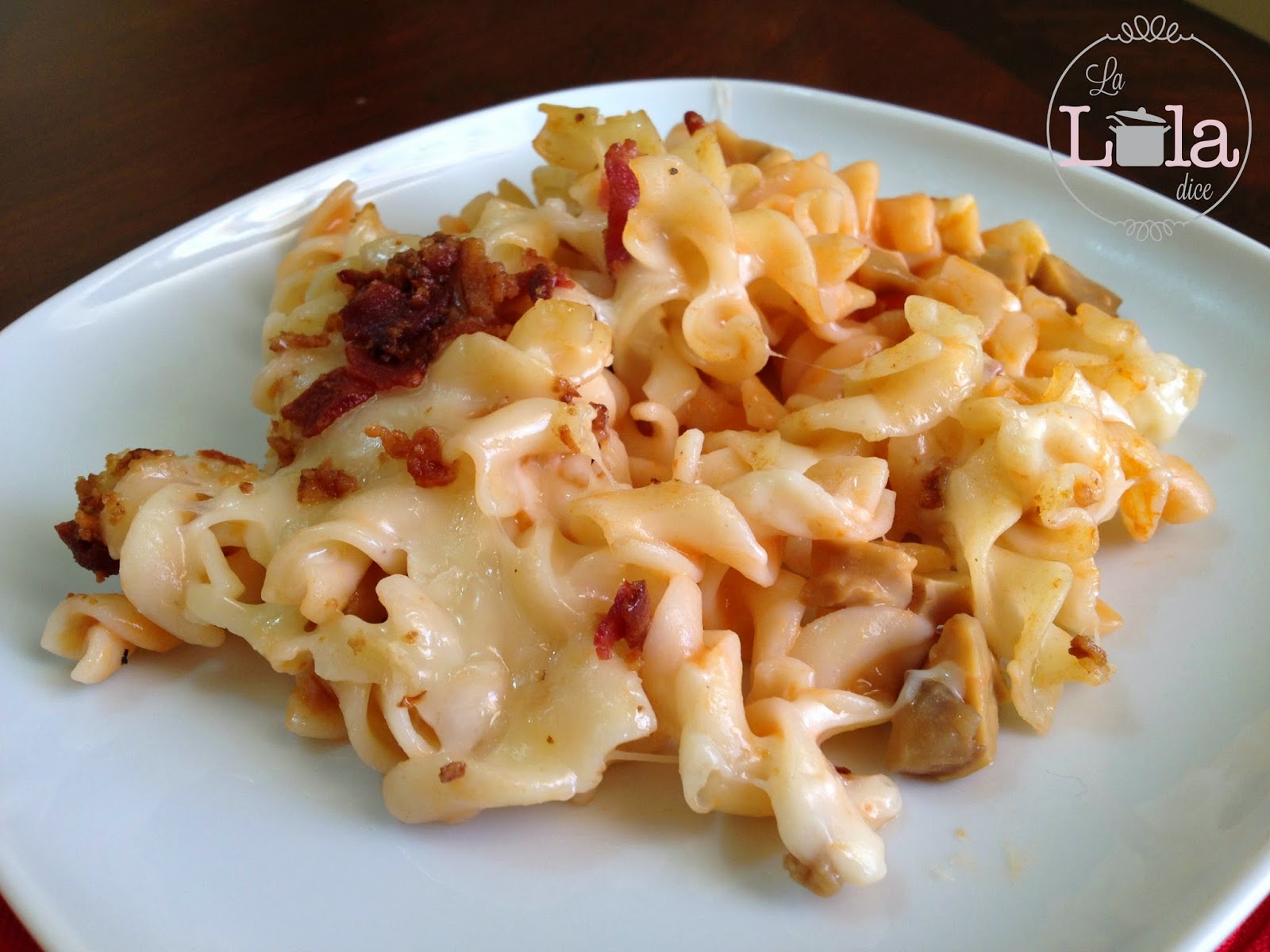 Pasta en crema de tomate con tocino y queso | La Lola Dice