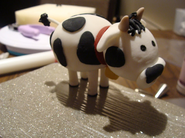 Arbitrary Creations: gumpaste cow tutorial