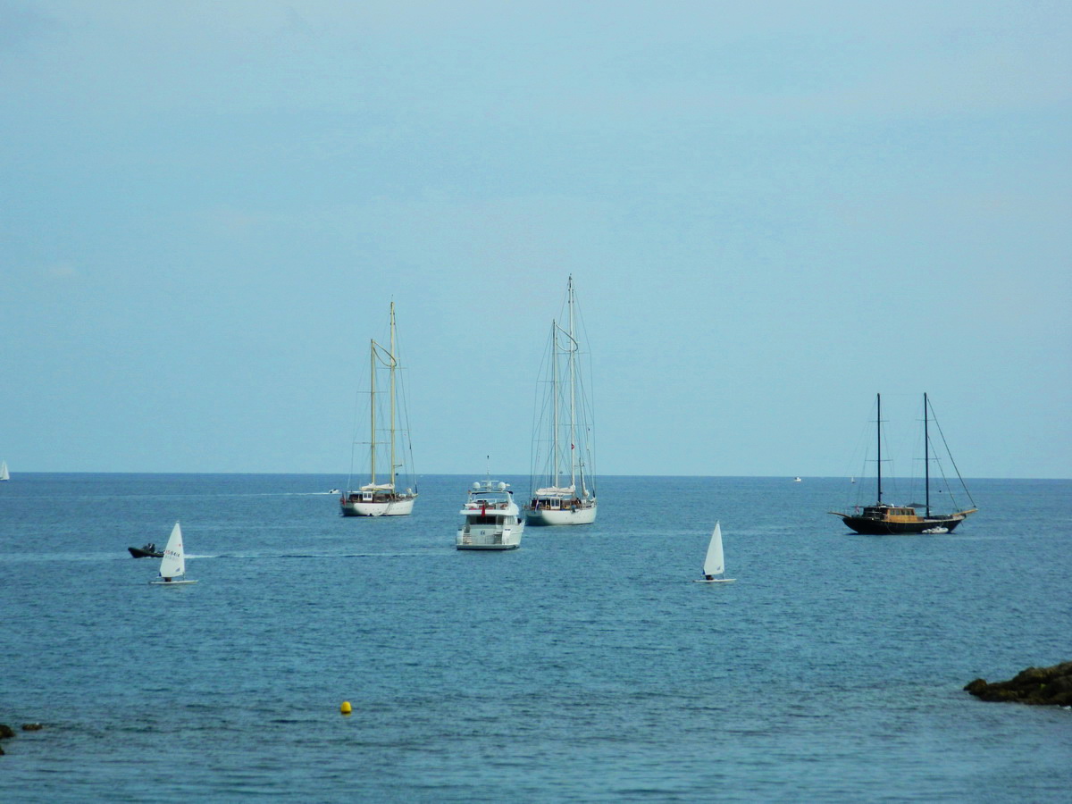 LA MULTI ANI, ROMANIA!: Mici barci cu vele printre marile ambarcatiuni