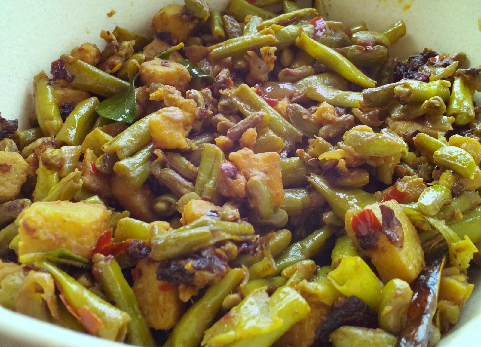 Achinga / Payar Chena Mezhukkuparatti (Cowpea pods and Elephant Foot ...