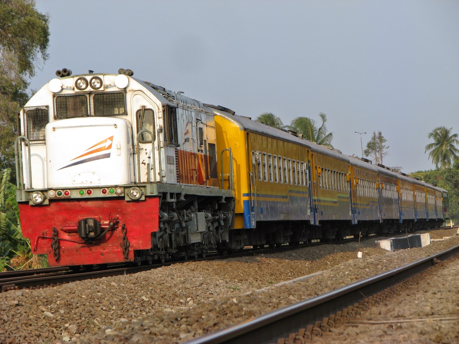 Kereta Api Indonesia: Kereta Api Bengawan Melintas di Stasiun Patukan ...
