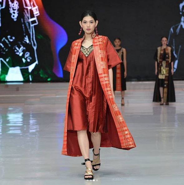 Uis Gara Karo dan Ulos Batak Menang di Ajang Indonesia Fashion Week ...