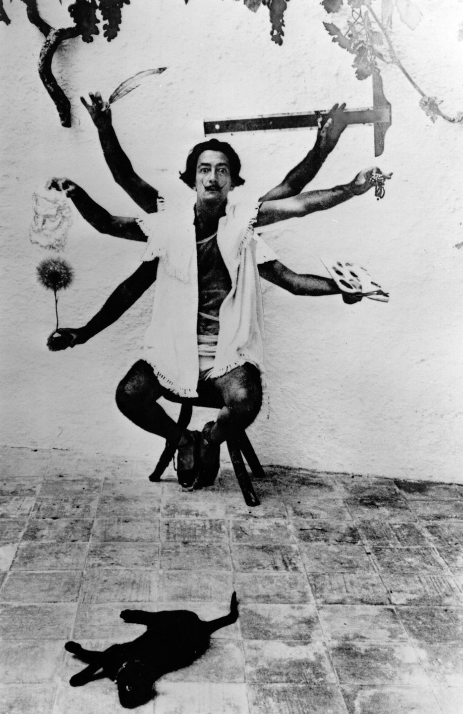 A Day With Salvador Dalí: Hilarious Photographs of Dalí at His Home in ...