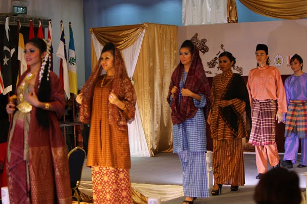 SENI REKA FESYEN: PRINSIP DAN ELEMEN DALAM SENI REKA FESYEN DI MALAYSIA