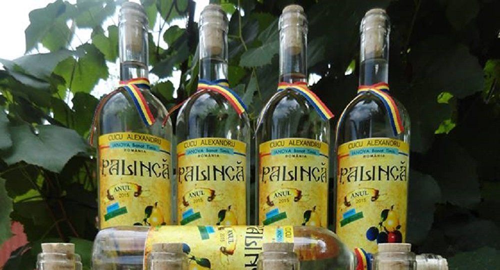 Pălinca românească, o băutură onorabilă în străinătate. Un litru se ...