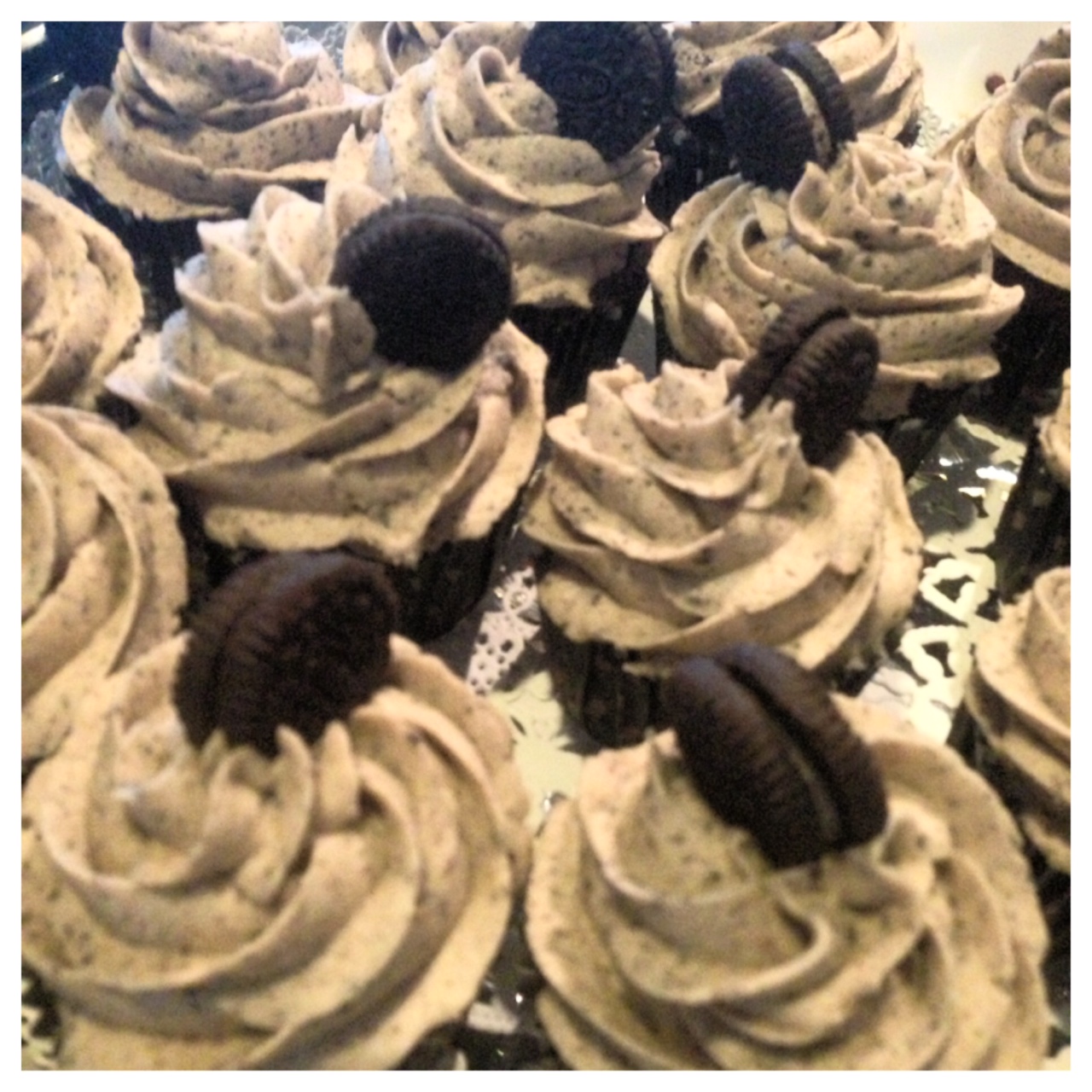 The Preppy Hostess : Oreo Overload Cupcakes
