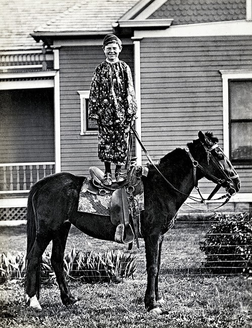 Instant Views [o.] Acrobats, 1900s-1940s - C o c o s s e