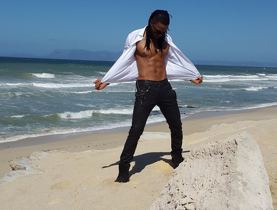 For the ladies! Flavour shows off hot bod in new beach-side shot