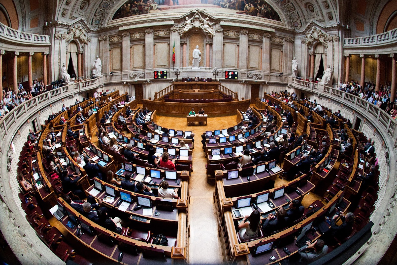 Ordem Profética da Universidade do Minho: Democracia Demagogia