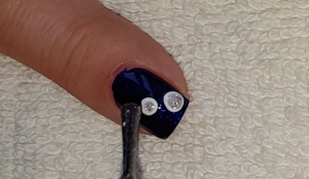 Life World Women: Sparkly Blue Winter Needle Nail Art