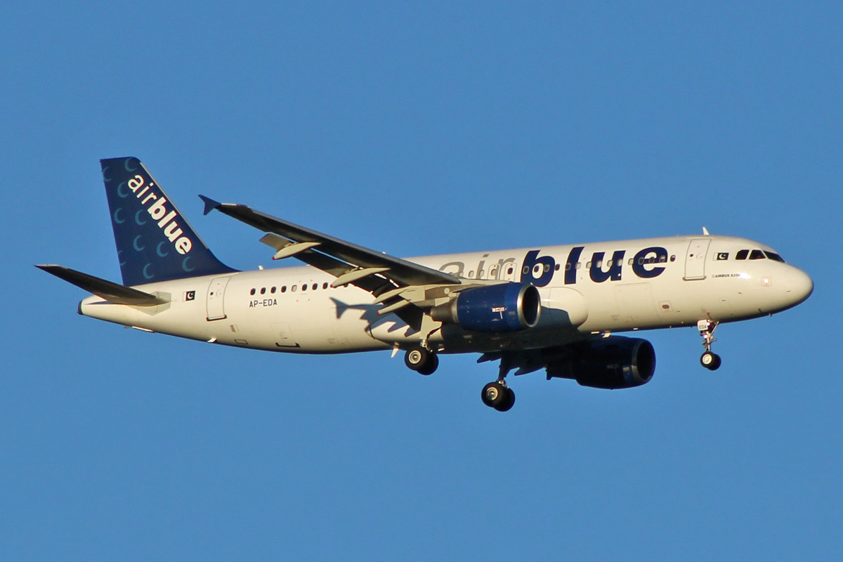 Eastwings: A320-214 * AirBlue * AP-EDA