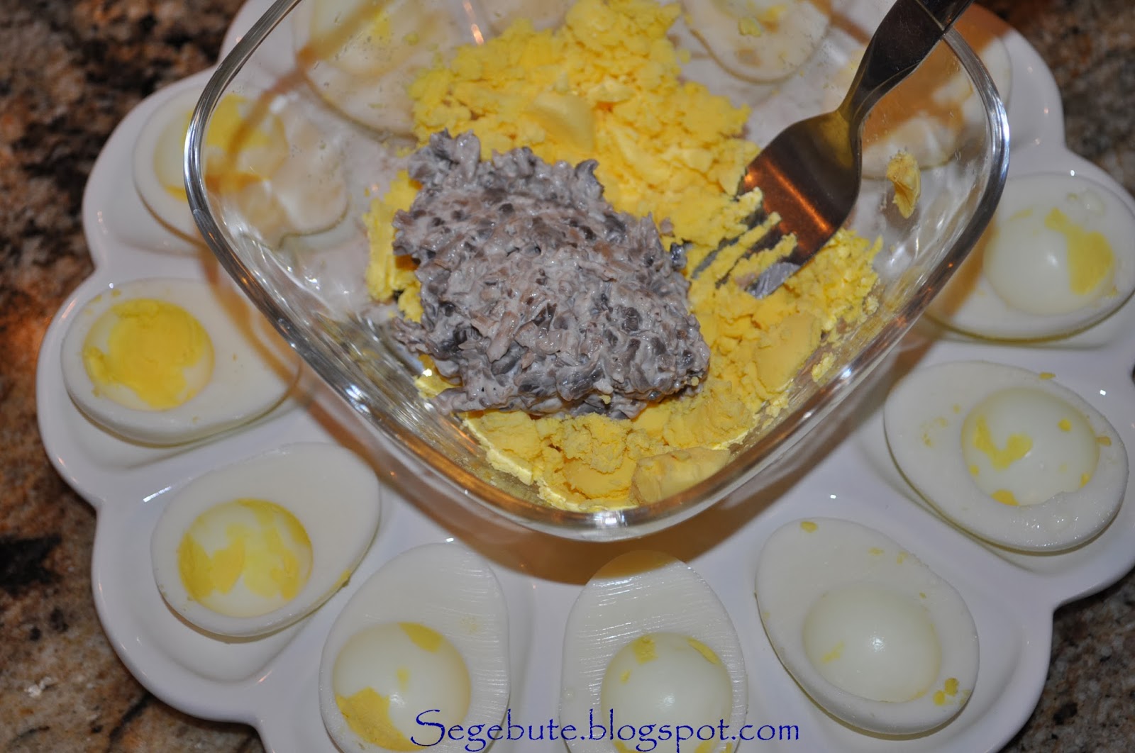 SEGEBUTĖS UŽRAŠAI: Įdaryti kiaušiniai