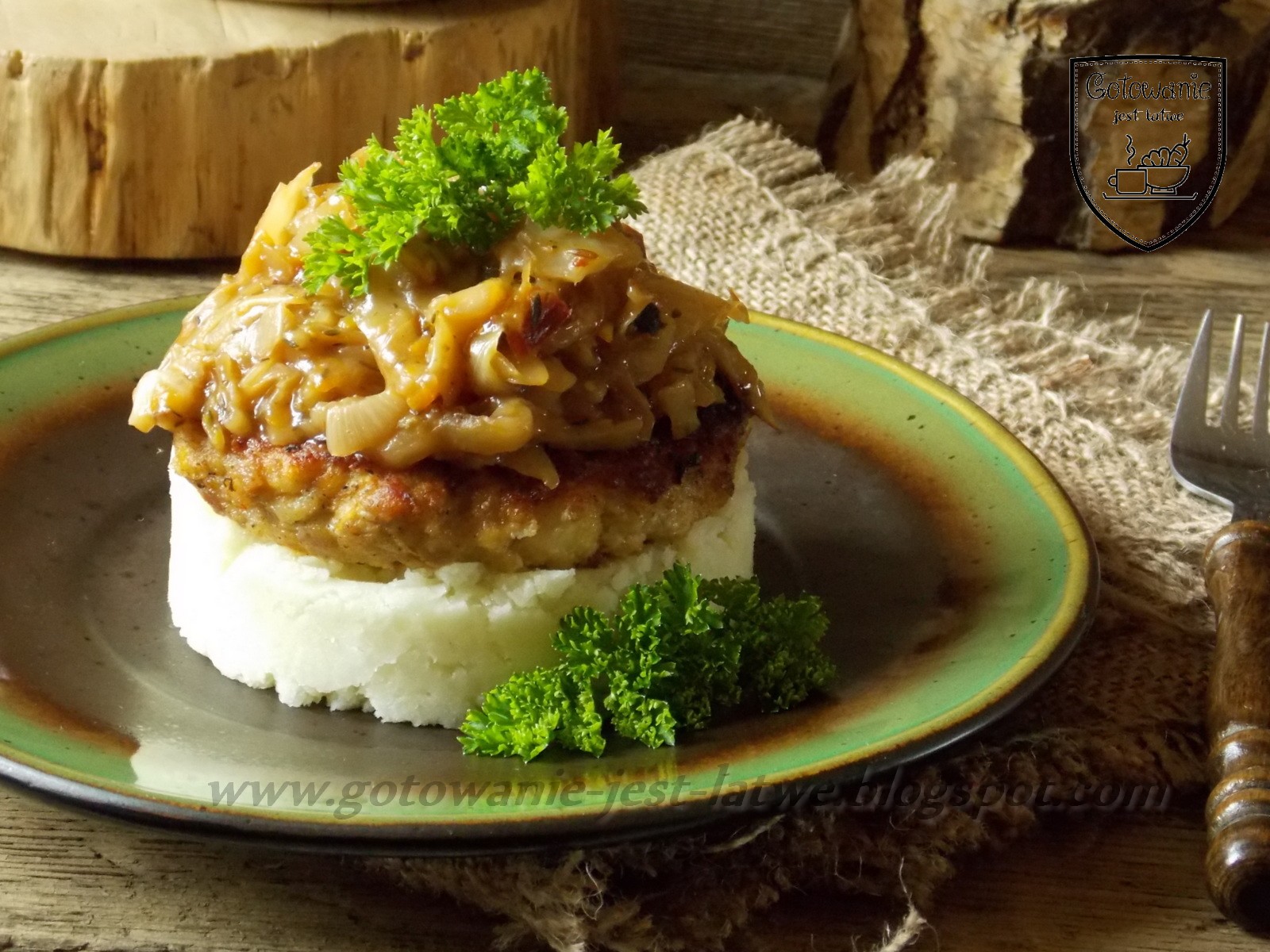 Gotowanie jest łatwe: Burger, ziemniaki i kapusta zasmażana z suszonymi ...