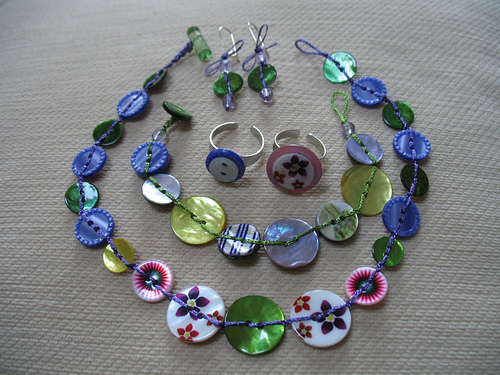 handmade button jewelry ~ ideas arts and crafts projects