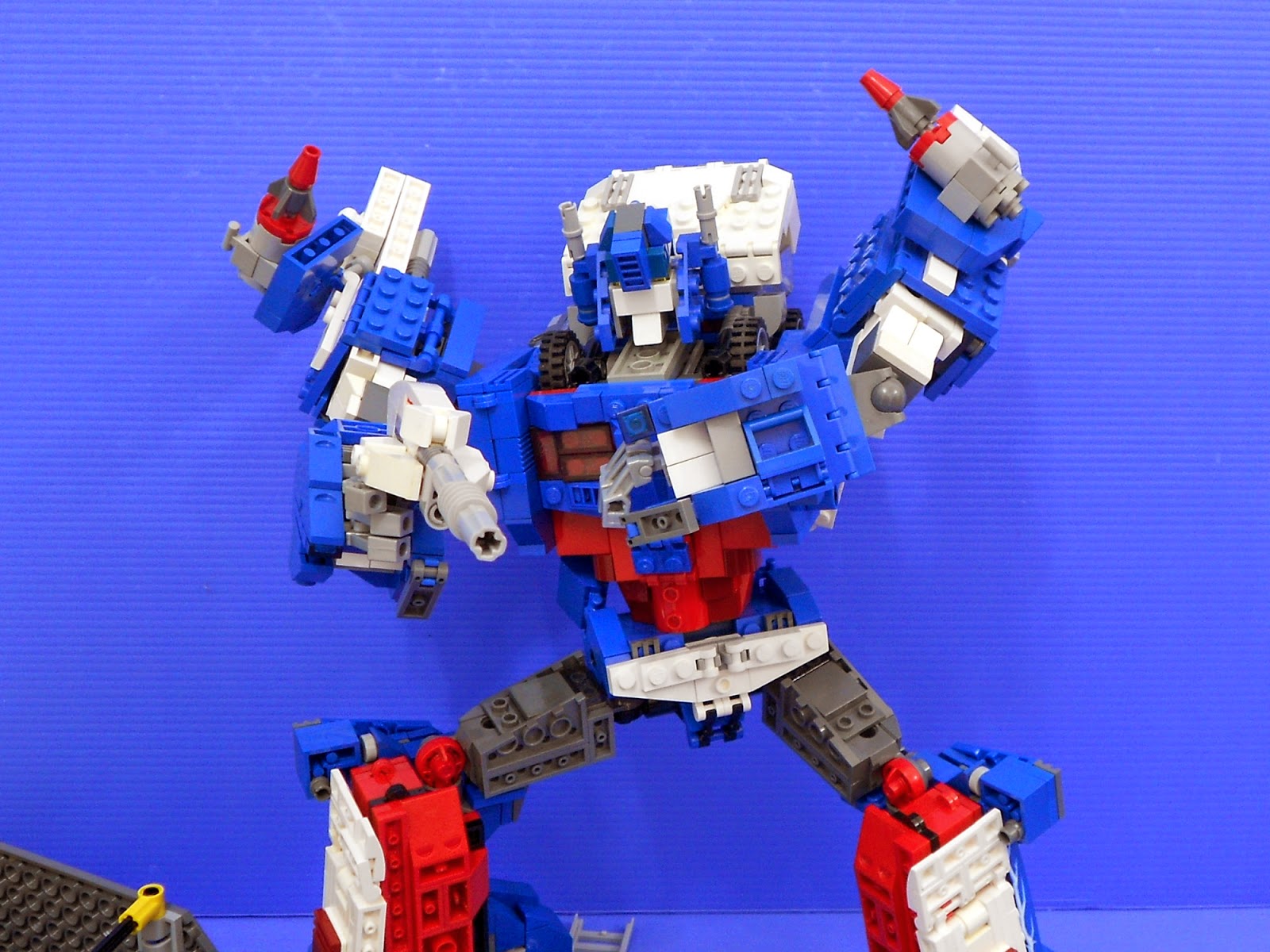 Alanyuppie's LEGO Transformers: LEGO Ultra magnus: Part 3 of 3 (Robot mode)