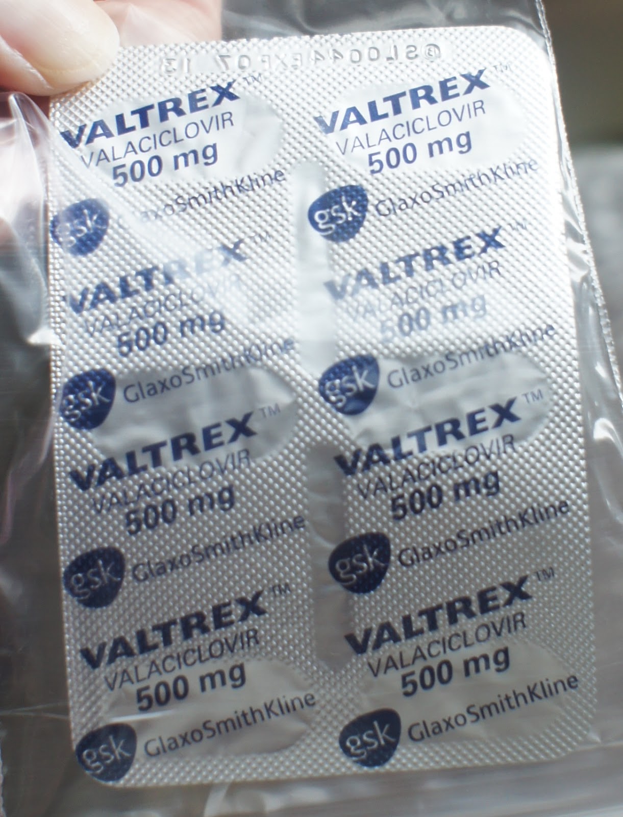 小短腿趴趴走: 單純性皰疹的治療，GSK 祛疹易＆熱威樂素乳膏劑＆Viru-Merz Serol 麥斯克濾