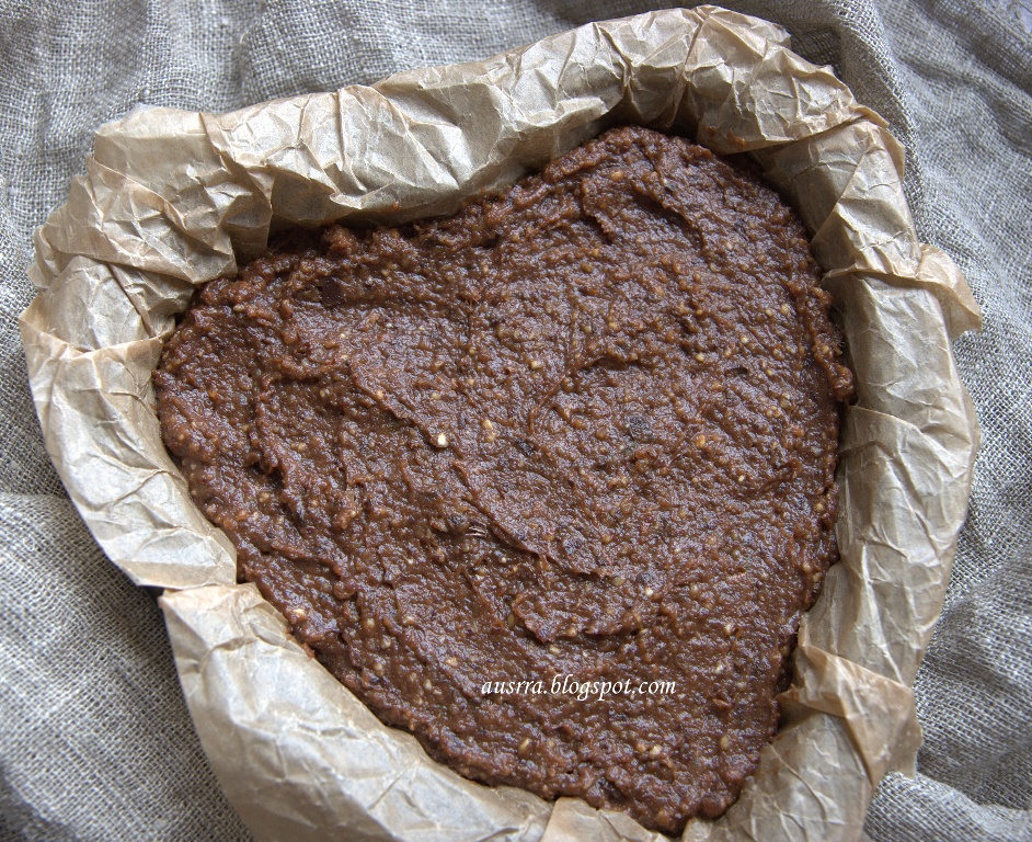 Tarp vėjo gūsių: ŠOKOLADINIS RIEŠUTŲ IR DATULIŲ PYRAGAS...