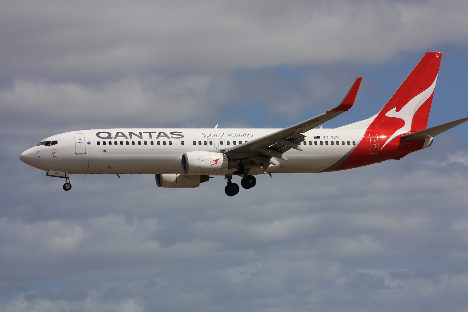 Central Queensland Plane Spotting: Qantas Boeing B737-800 VH-VZR in New ...