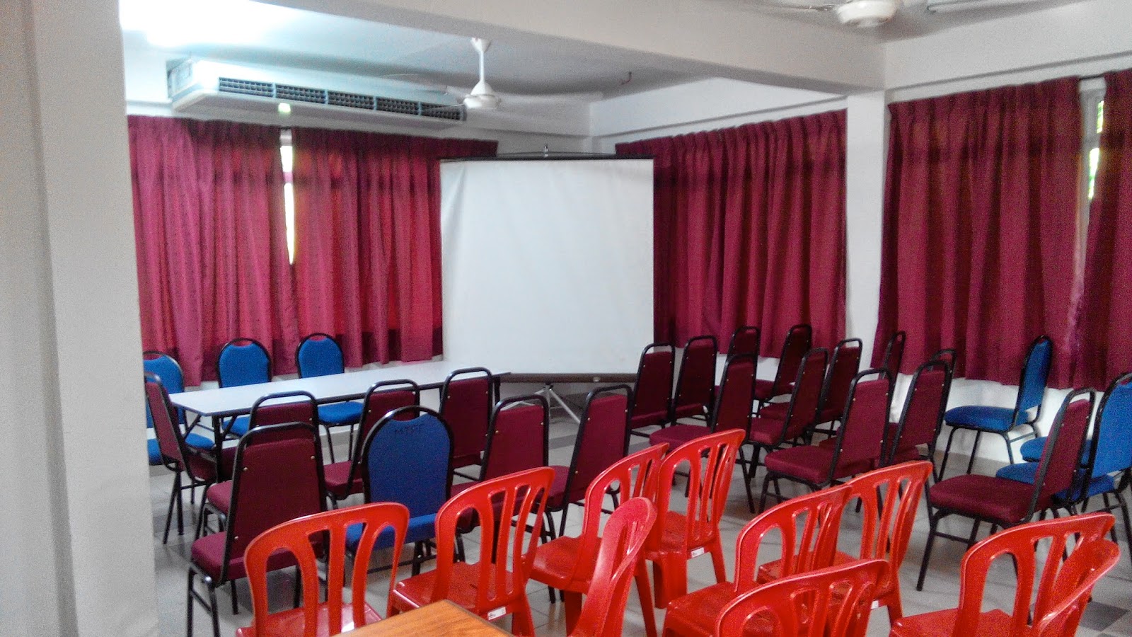 BAKAU BAKAU TEAM BUILDING: -(4)- FOTO DEWAN SEMINAR FULLY AIRCON.