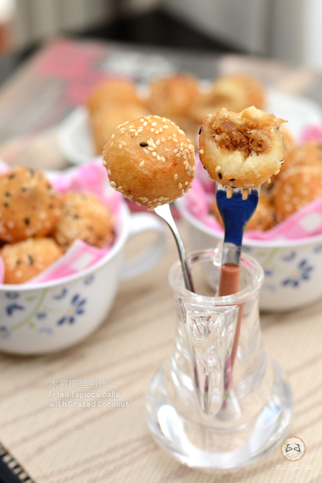 Coco's Sweet Tooth ......The Furry Bakers: 木薯椰丝煎堆 Fried Tapioca Balls ...