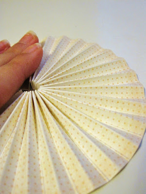 RWKrafts: How To Tuesday - Make Easy Paper Rosettes